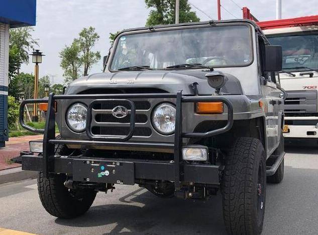 北汽设计师开窍，50年不变的212内饰升级，告别手摇车窗_搜狐汽车_搜狐网