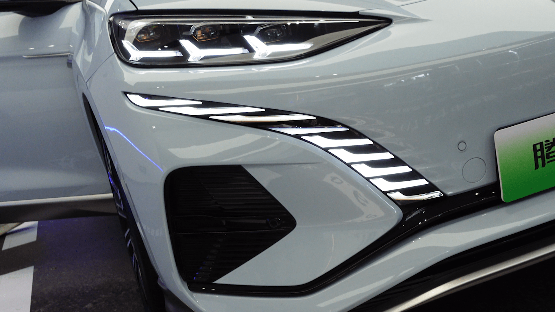 实拍腾势N7：30.18万带上这套音响也值了吧？副驾带屏幕可香了！_搜狐汽车_搜狐网