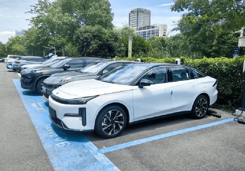 吉利银河L6现身街头，大过秦PLUS，续航超1370km，比亚迪不香了？_搜狐汽车_搜狐网