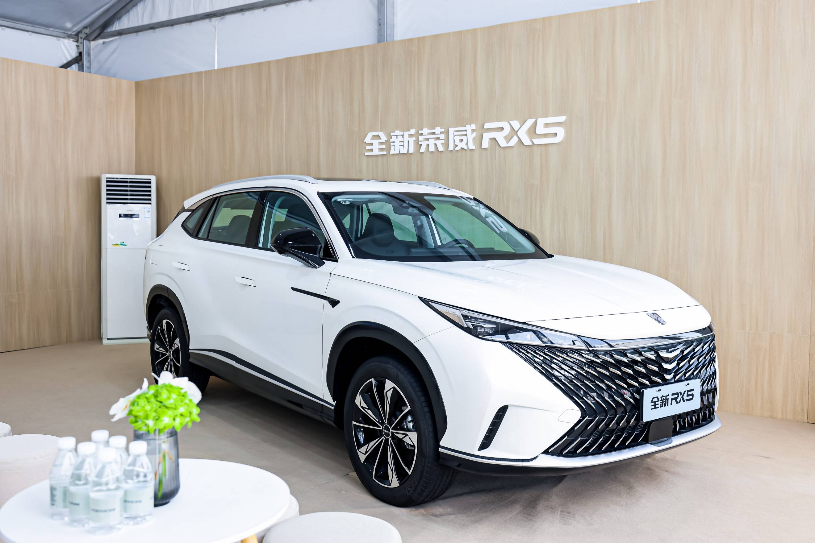 试驾全新荣威eRX5：看12.49万新能源车到底有多值？_搜狐汽车_搜狐网