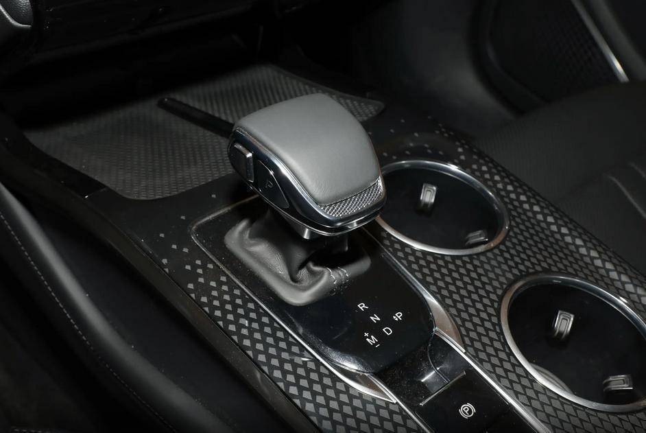 你确定老百姓买得起？红旗HS3对标本田HR-V，14.58万起_搜狐汽车_搜狐网