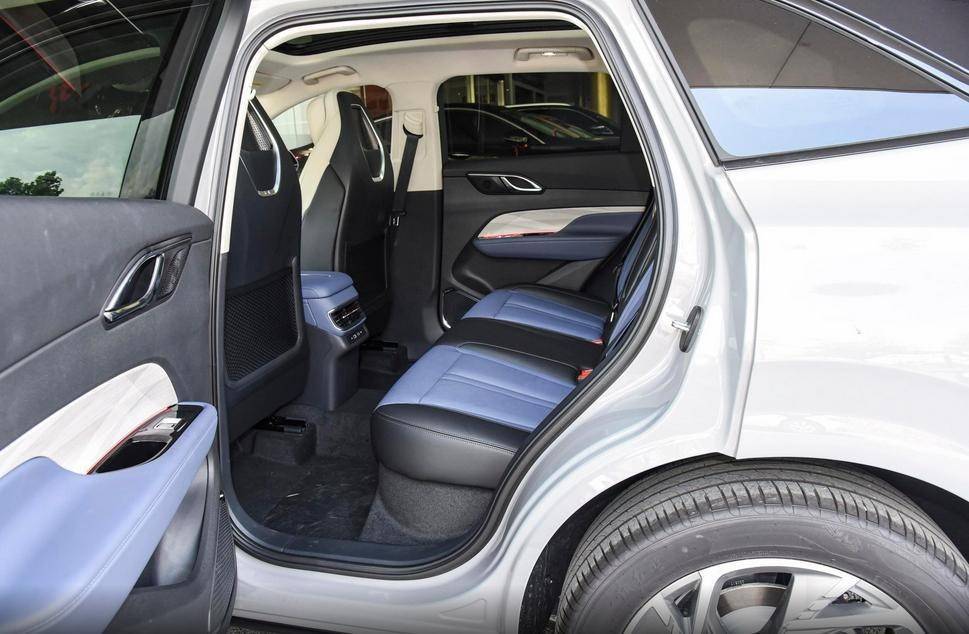 你确定老百姓买得起？红旗HS3对标本田HR-V，14.58万起_搜狐汽车_搜狐网