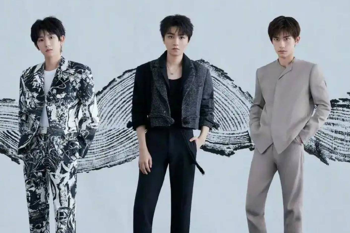 TFBOYS演唱会，粉丝提前聚集应援，部分粉丝因抢好位置而违法。_舞台_歌声_年之约