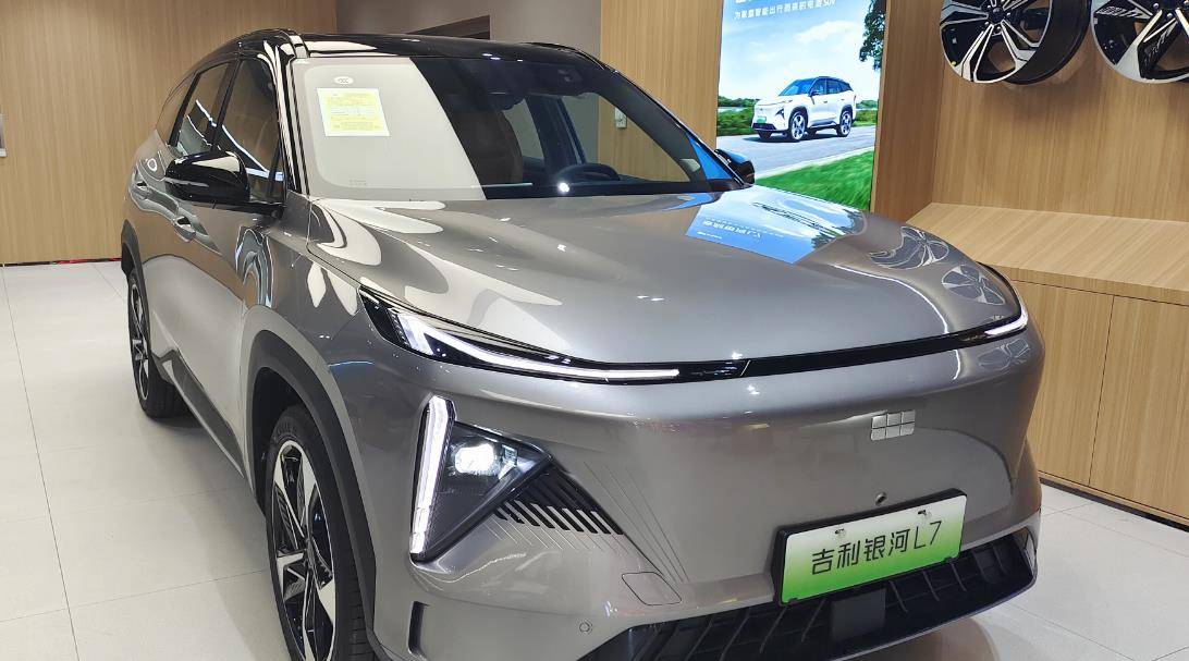 银河L7到店，单月销量10058台，配宠爱副驾+香氛系统，13.87万起_搜狐汽车_搜狐网