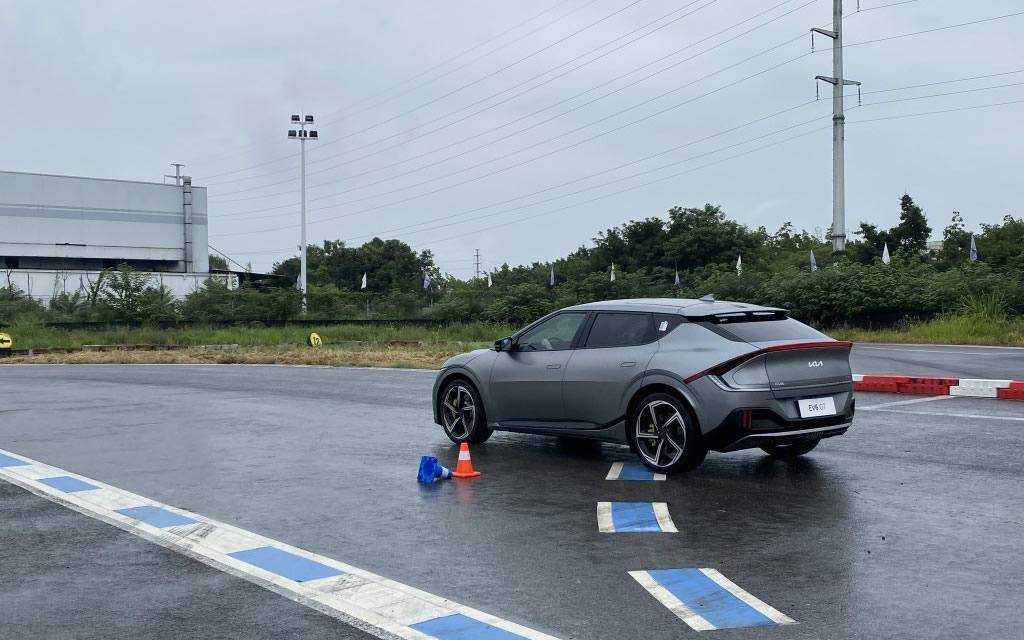 赛道试驾起亚EV6 GT，风驰电掣的感觉真刺激，不愧是纯电性能王者_搜狐汽车_搜狐网