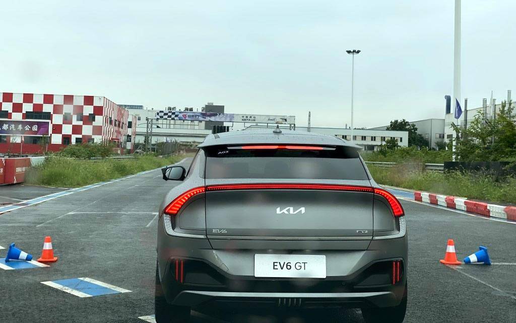 赛道试驾起亚EV6 GT，风驰电掣的感觉真刺激，不愧是纯电性能王者_搜狐汽车_搜狐网