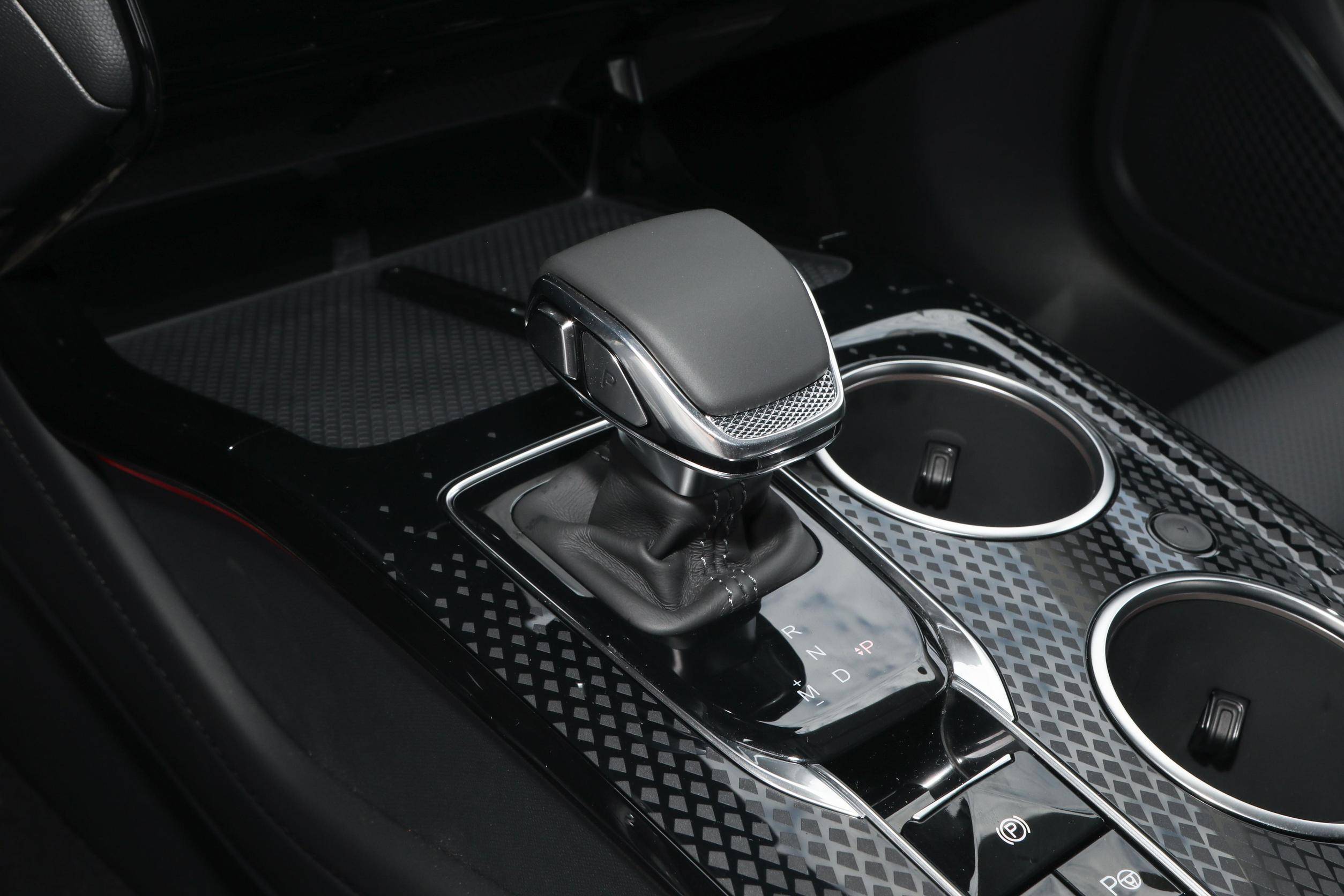 19万多提了台顶配红旗HS3，配置丰富，四驱6.9s破百，超出期待了_搜狐汽车_搜狐网