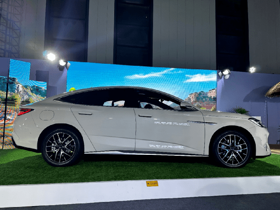 海豹DM-i售16.68万起！亏电油耗3.9L/综合续航1300km，秒杀合资！_搜狐汽车_搜狐网