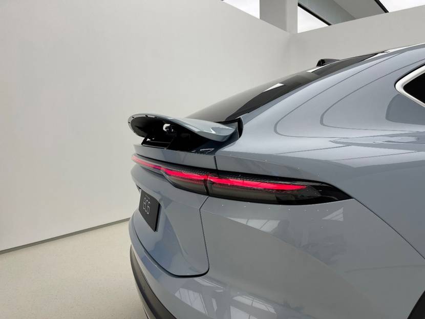 ES6+2万元=轿跑SUV画风+电动尾翼，加速还更快，蔚来EC6到店实拍_搜狐汽车_搜狐网