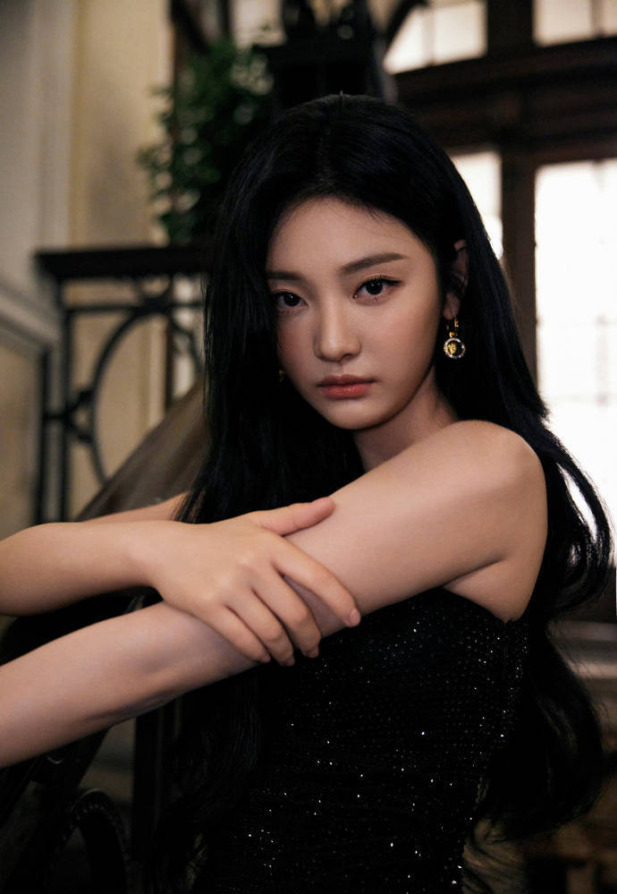 宁艺卓穿水晶短裙性感抚媚 秀发乌黑肌肤光滑白皙-搜狐大视野-搜狐新闻