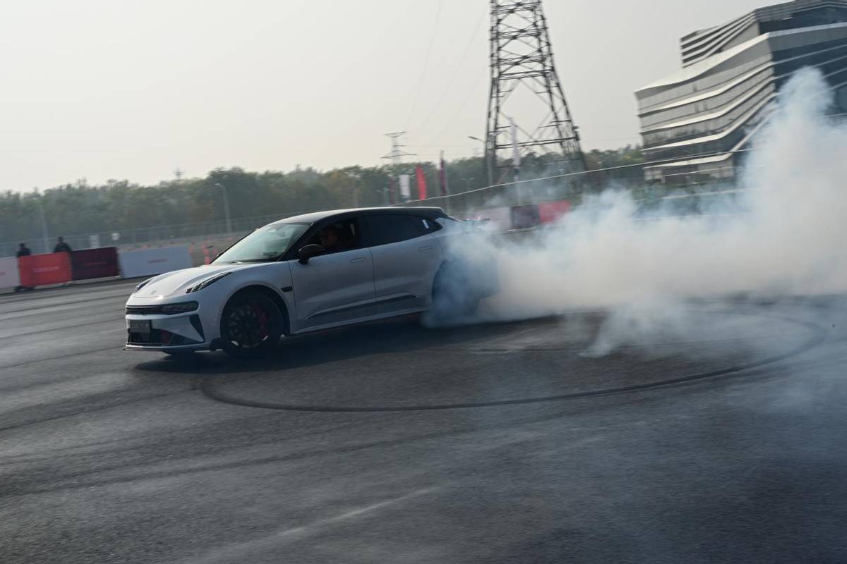 极氪001FR遇上F1世界冠军莱科宁，这一波真的快出天际！_搜狐汽车_搜狐网