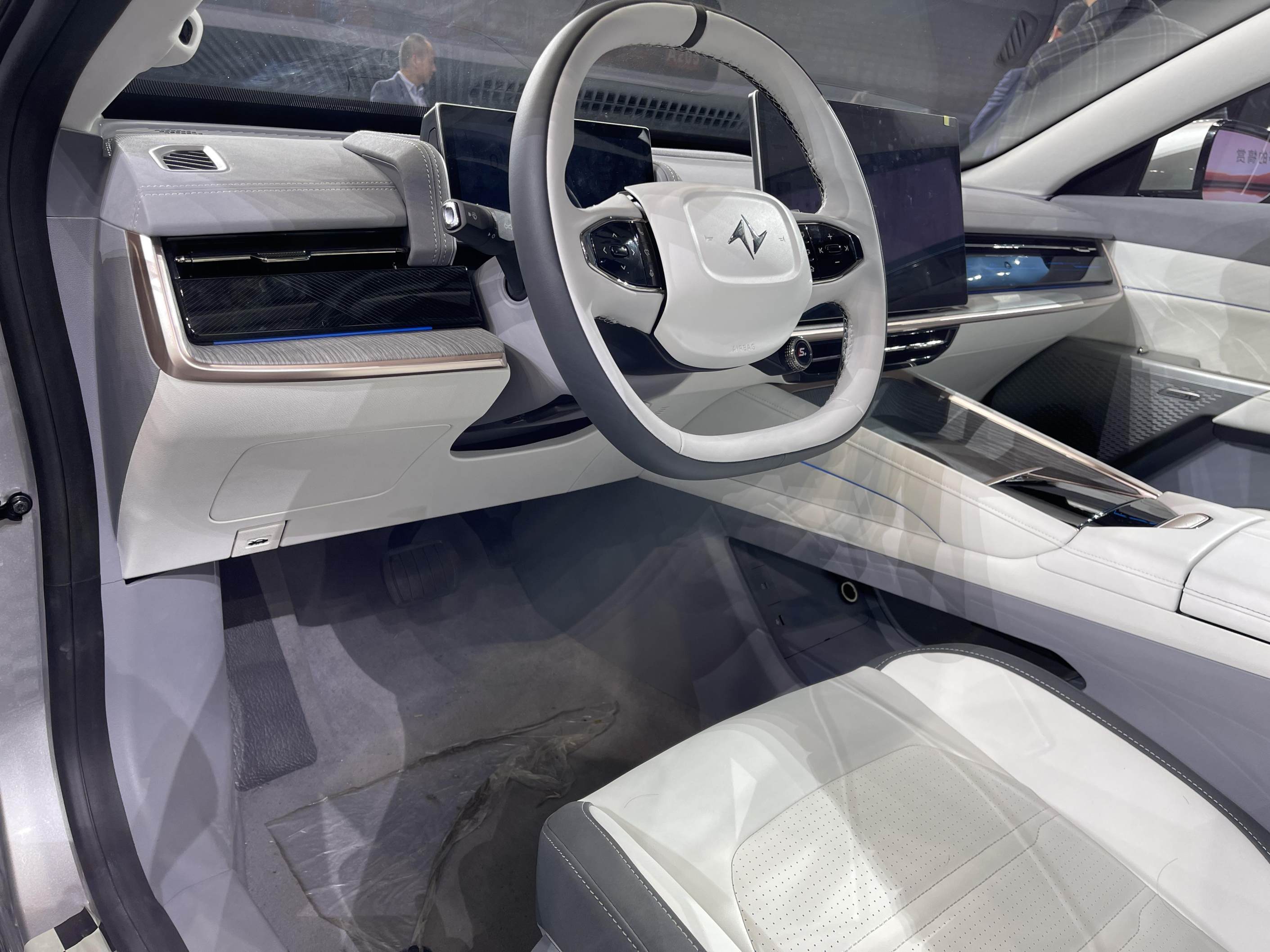 有20万还买油车？电四驱+剪刀门+800V的东风eπ 007更值得选_搜狐汽车_搜狐网