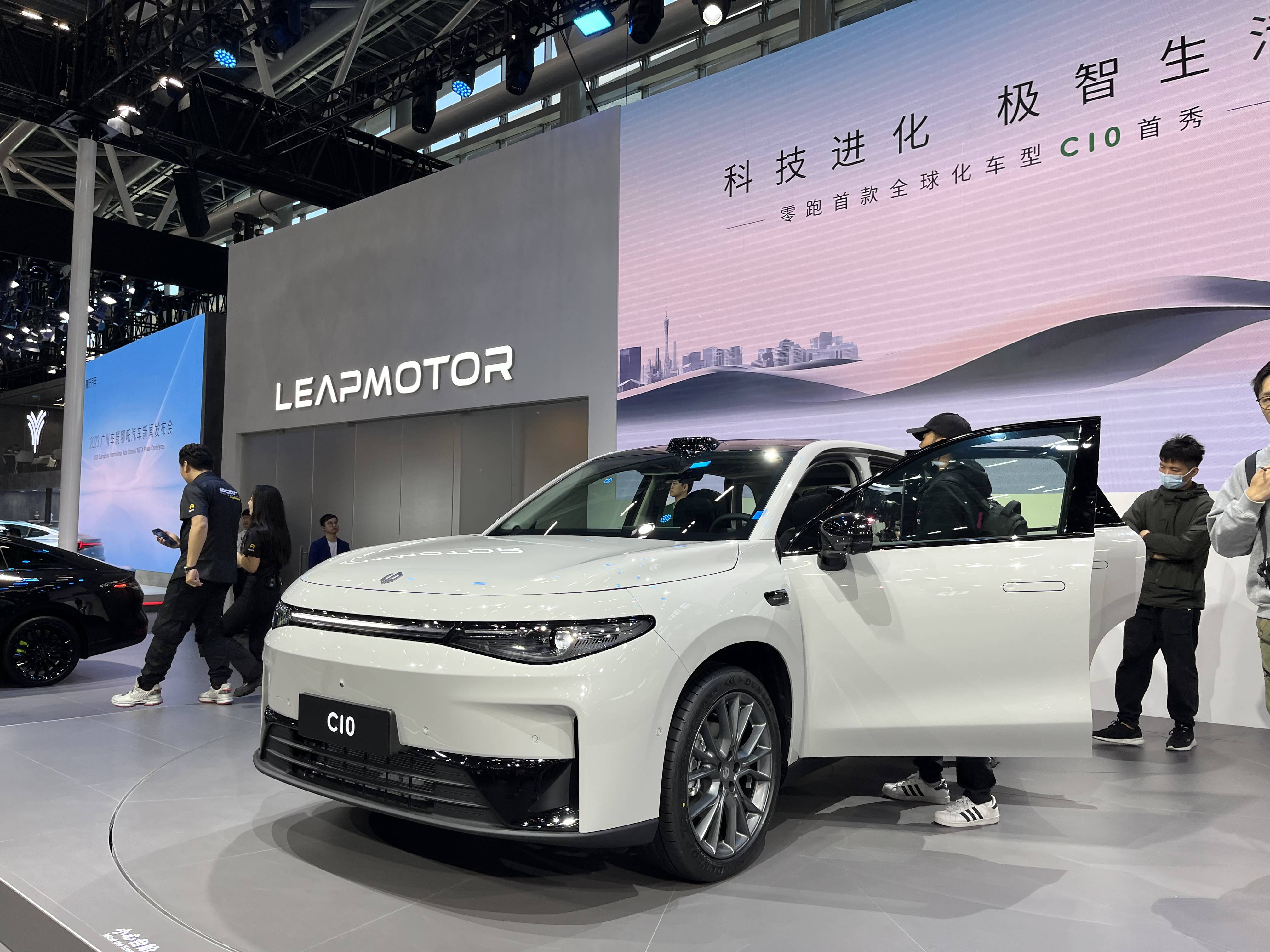 零跑C10车展首秀，配备高阶智驾、8295芯片，价格是关键！_搜狐汽车_搜狐网