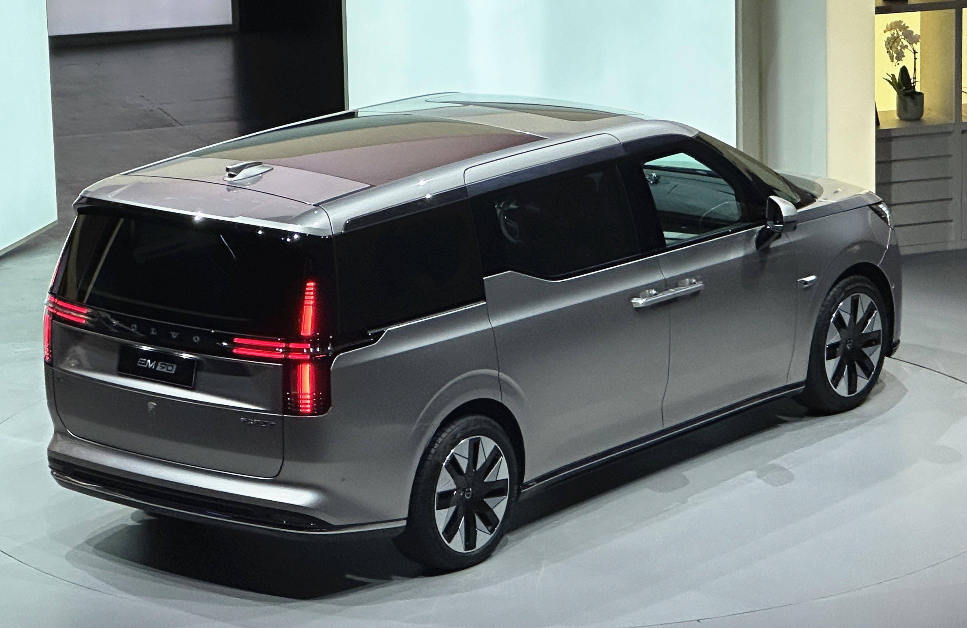 沃尔沃首款大型纯电MPV EM90正式上市！安全性突出，续航达738公里_搜狐汽车_搜狐网