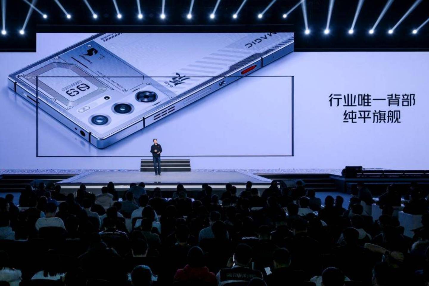 行业唯一纯平背板+超竞全面屏，直板手机终极形态红魔9 Pro系列4399元起_电竞_性能