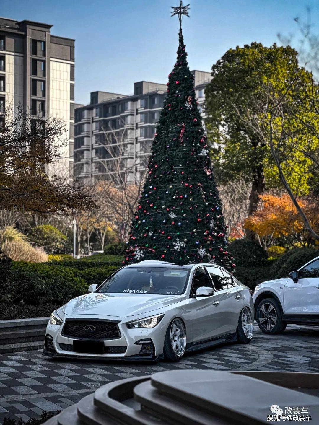 从绞牙到气动的英菲尼迪Q50L，姿态风也能玩的很战斗_搜狐汽车_搜狐网