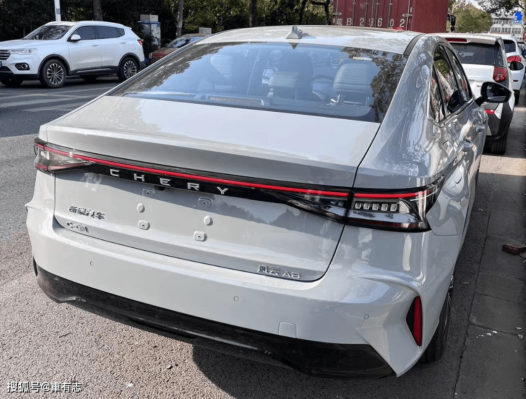 奇瑞风云A8实车到店，外观很运动，搭载1.5T插混动力，百公里1L油_搜狐汽车_搜狐网