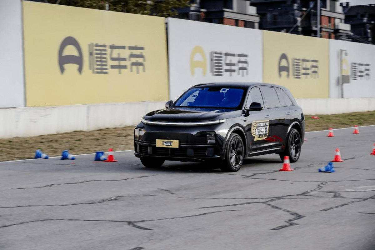 三大SUV大PK！理想L7颜面扫地，问界M7名声尽失，只有它一枝独秀_搜狐汽车_搜狐网