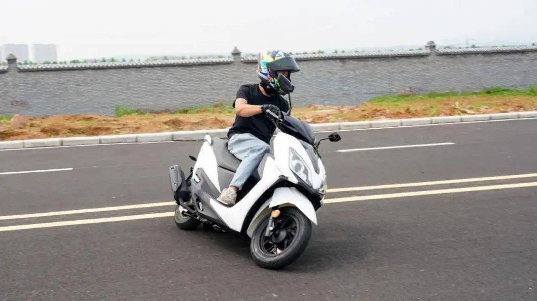 极致动力+极致安全—9999元VPS125极致版测评 下_搜狐汽车_搜狐网