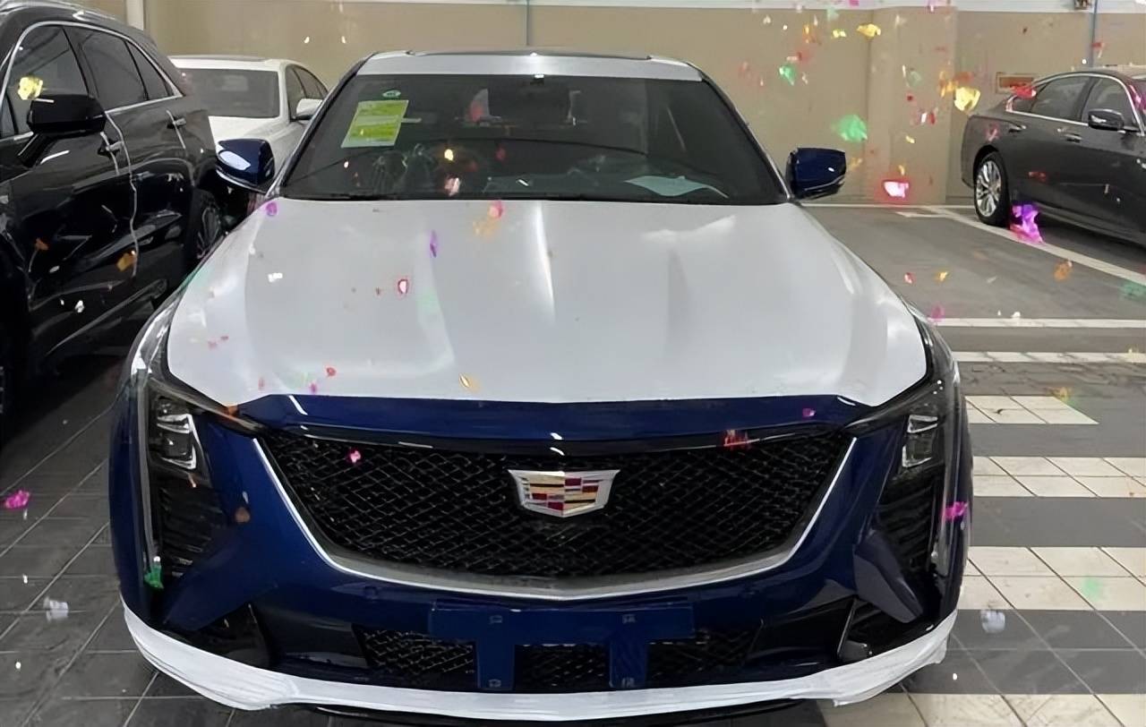 换代CT5抵达4S店，9K曲面屏+126色氛围灯，凯迪拉克挺直腰杆了？_搜狐汽车_搜狐网