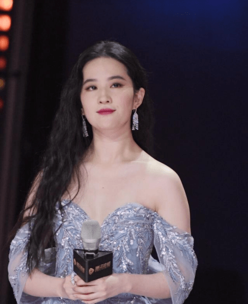 36岁的刘亦菲，穿金色长裙仙气飘飘，到底是谁说她胖 -6parkbbs.com