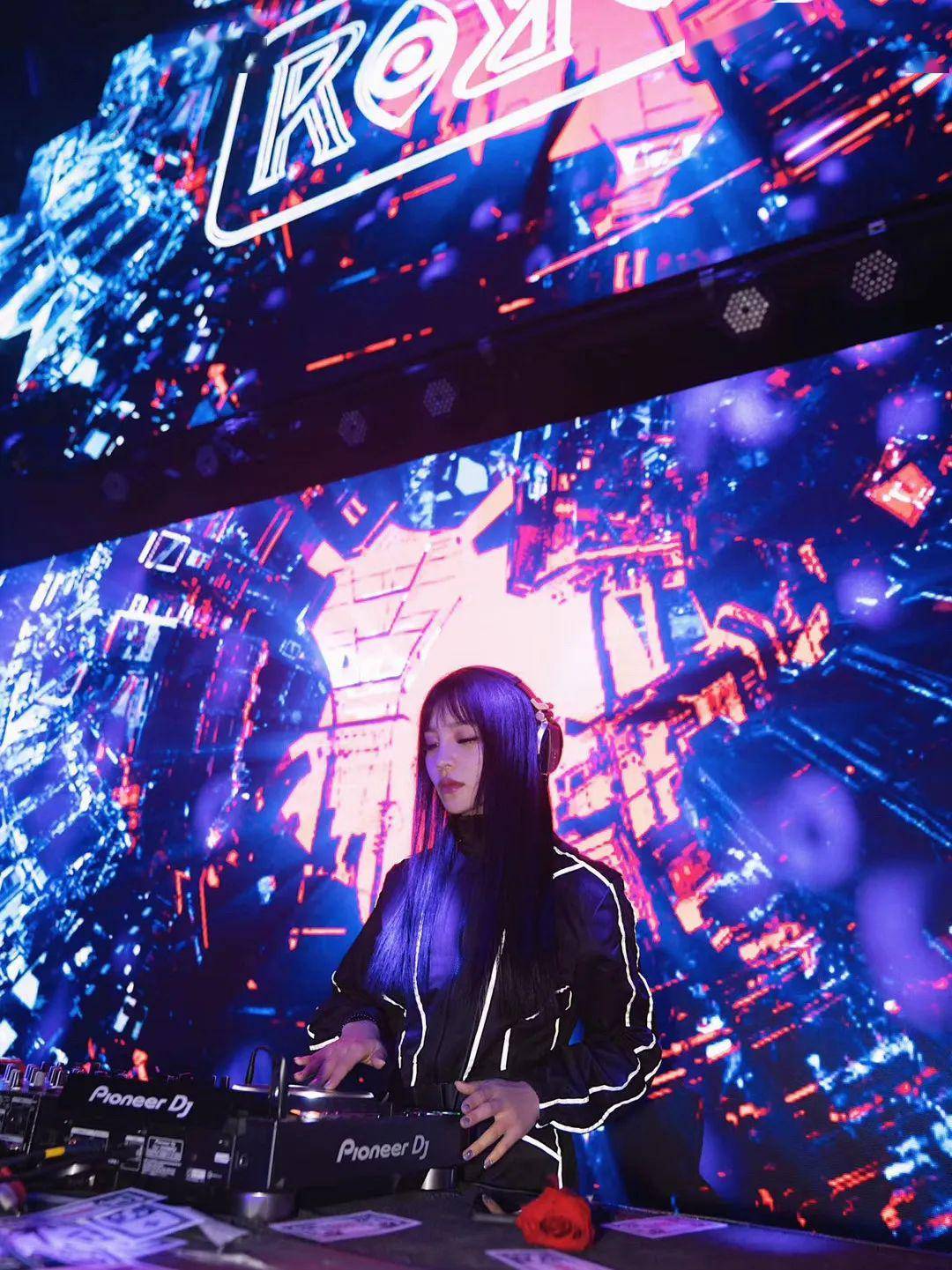 首位登上北美EDC电音节的中国DJ ROROLL，到底是谁？_Project