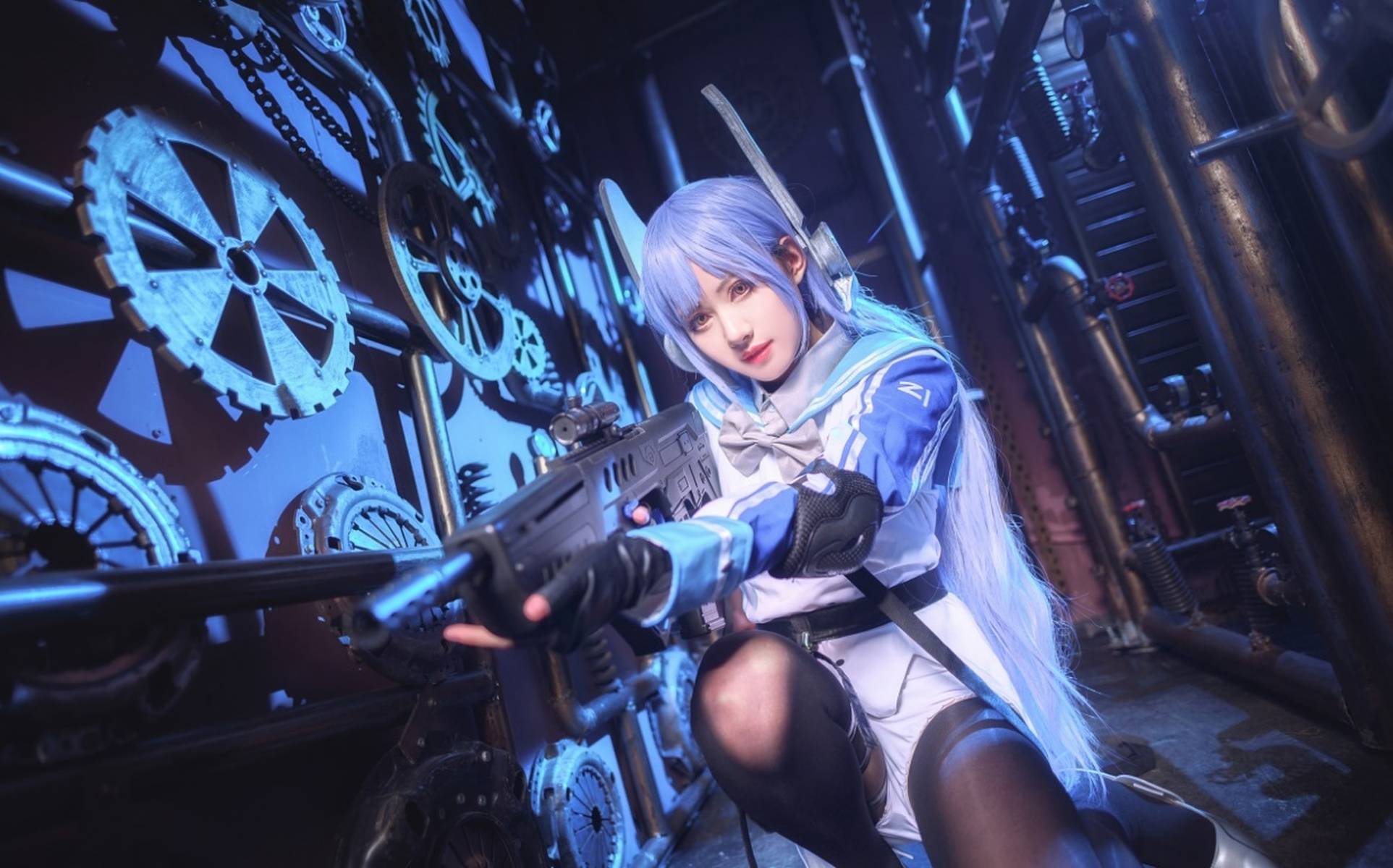 少女前线TAR-21 COS，水手服少女持枪侧坐，蓝毛黑袜又纯又欲