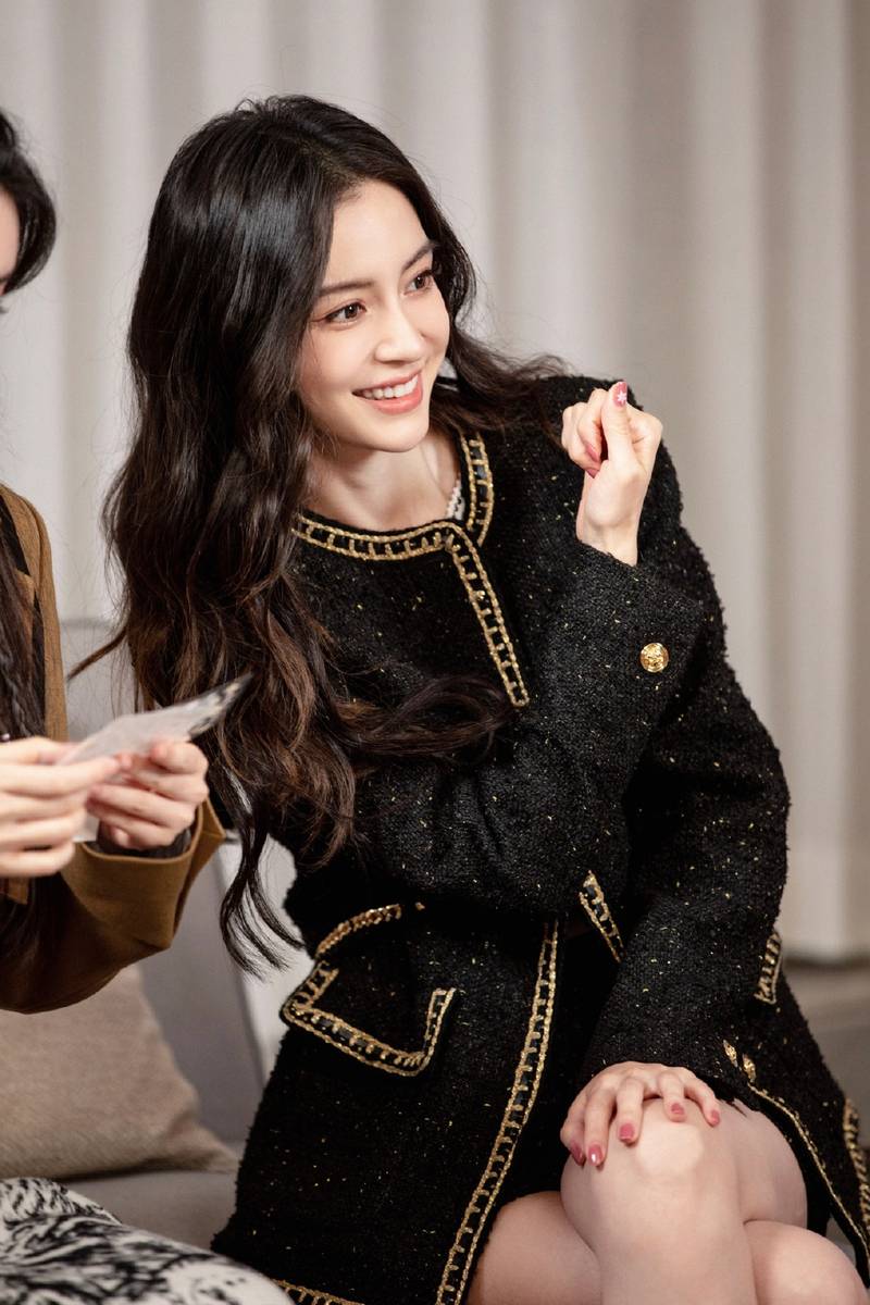 Angelababy直播造型美照释出 面露甜笑优雅迷人