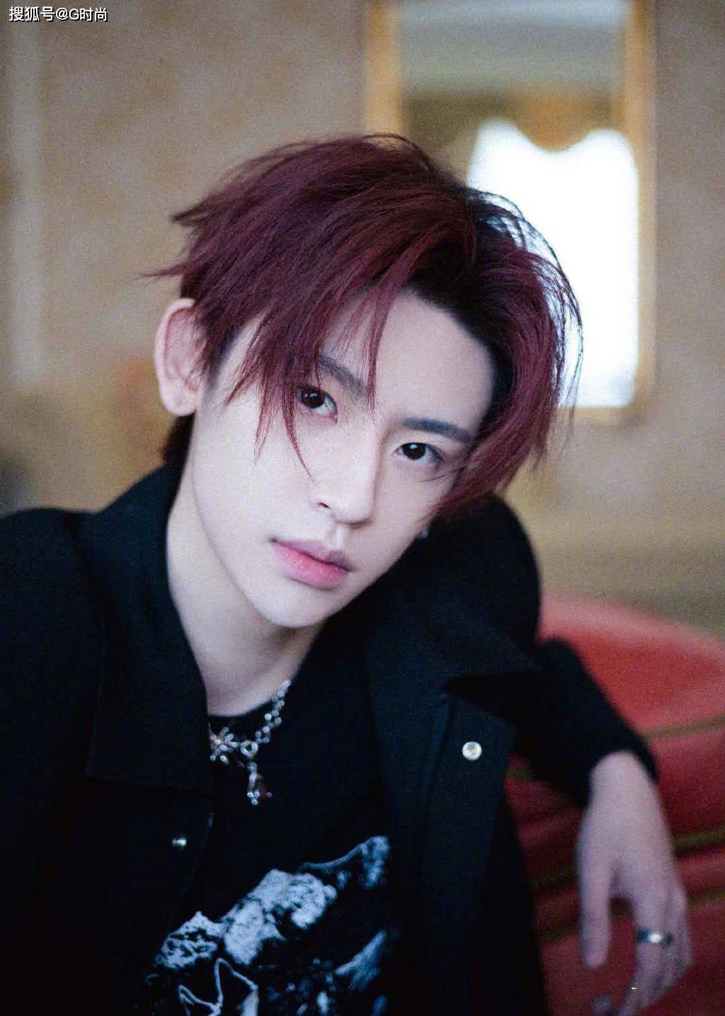 王琳凯身着黑色阔版西服外套，酒红发色真的很A-搜狐大视野-搜狐新闻