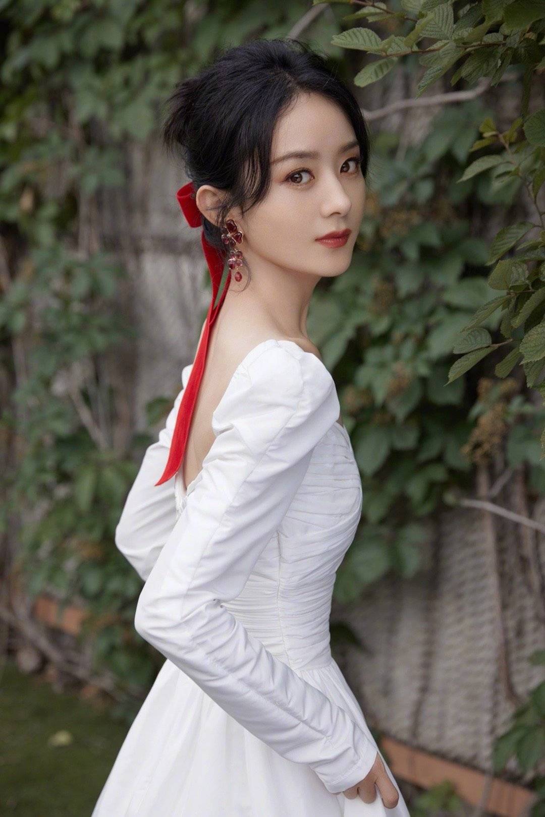 赵丽颖穿白裙配红丝带少女感足 对镜浅笑纯净清新 搜狐大视野 搜狐新闻