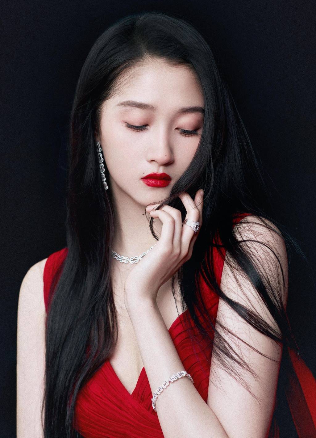关晓彤穿开叉长裙美腿修长吸睛 酥胸圆润充满诱惑 搜狐大视野 搜狐新闻