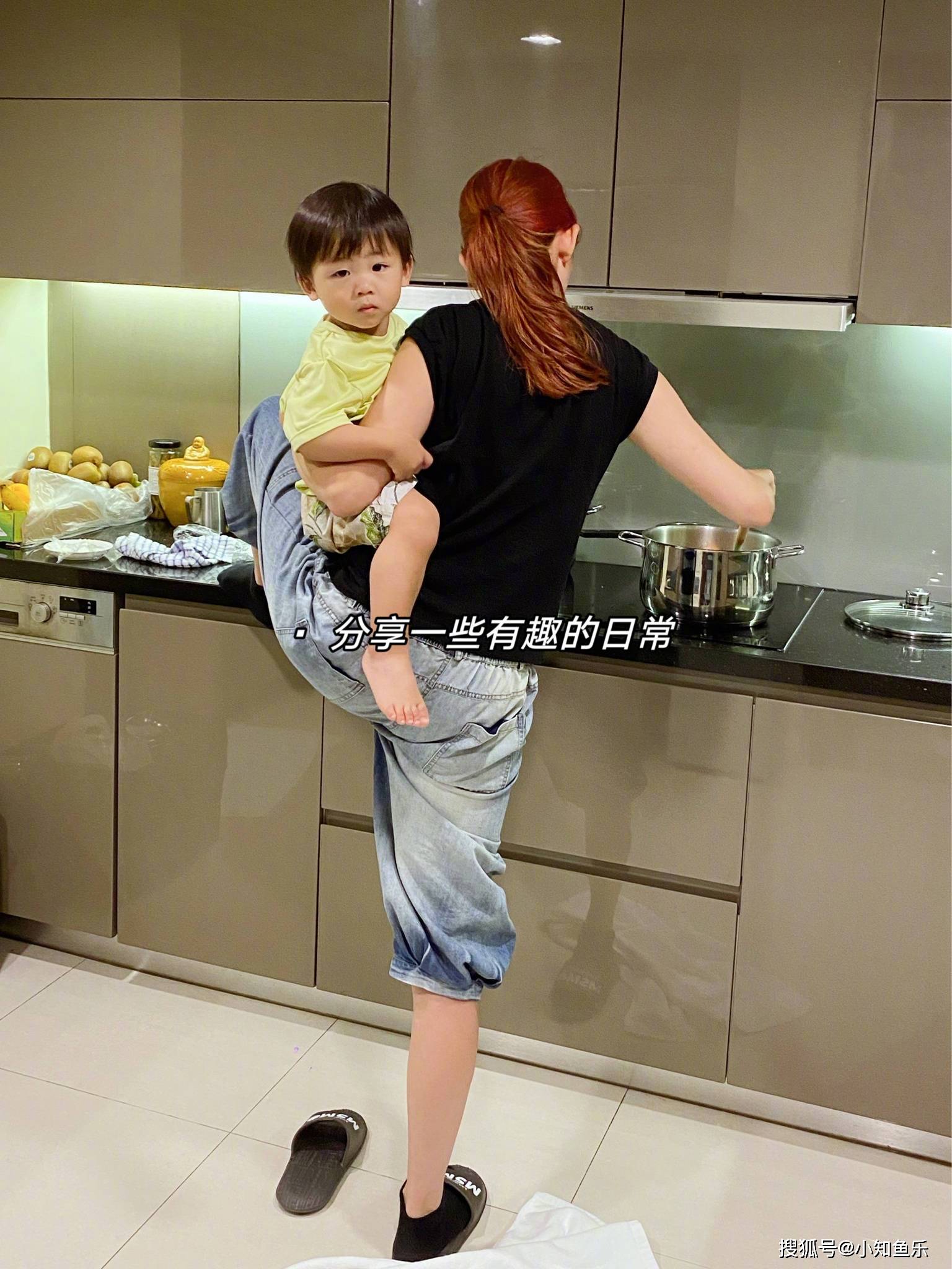 蔡少芬一只手抱着儿子，一边炒菜 搜狐大视野 搜狐新闻