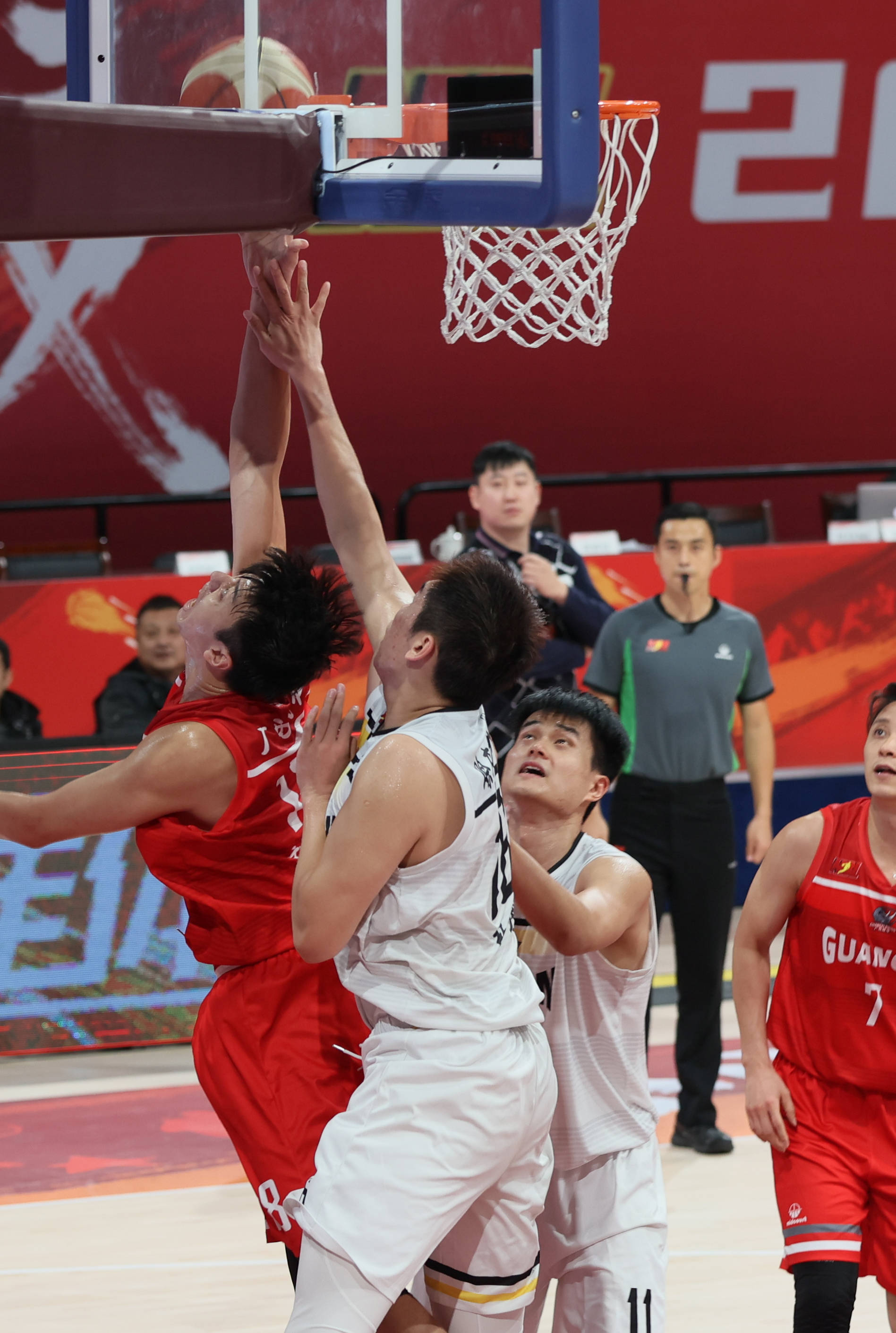 组图：NBL联赛河南不敌广西 篮下背打观察局势-搜狐大视野-搜狐新闻