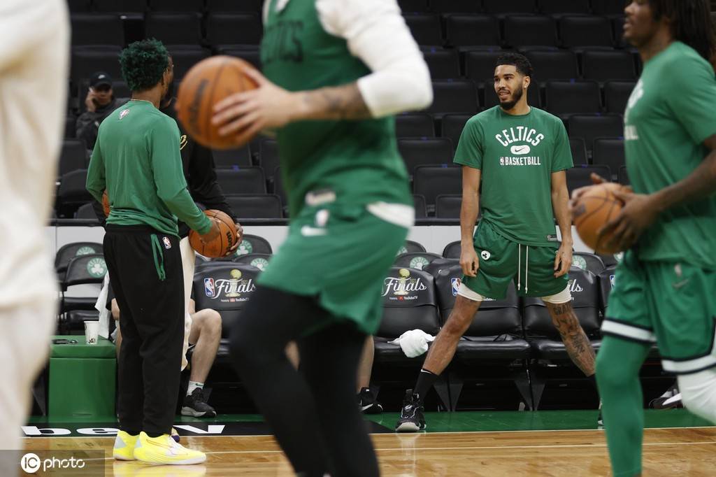 高清图：凯尔特人备战总决赛G6 斯玛特布朗欢乐多-搜狐大视野-搜狐新闻