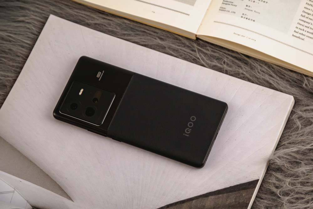 200W超快充狂飙起来！iQOO 10 Pro赛道版赏析-搜狐大视野-搜狐新闻