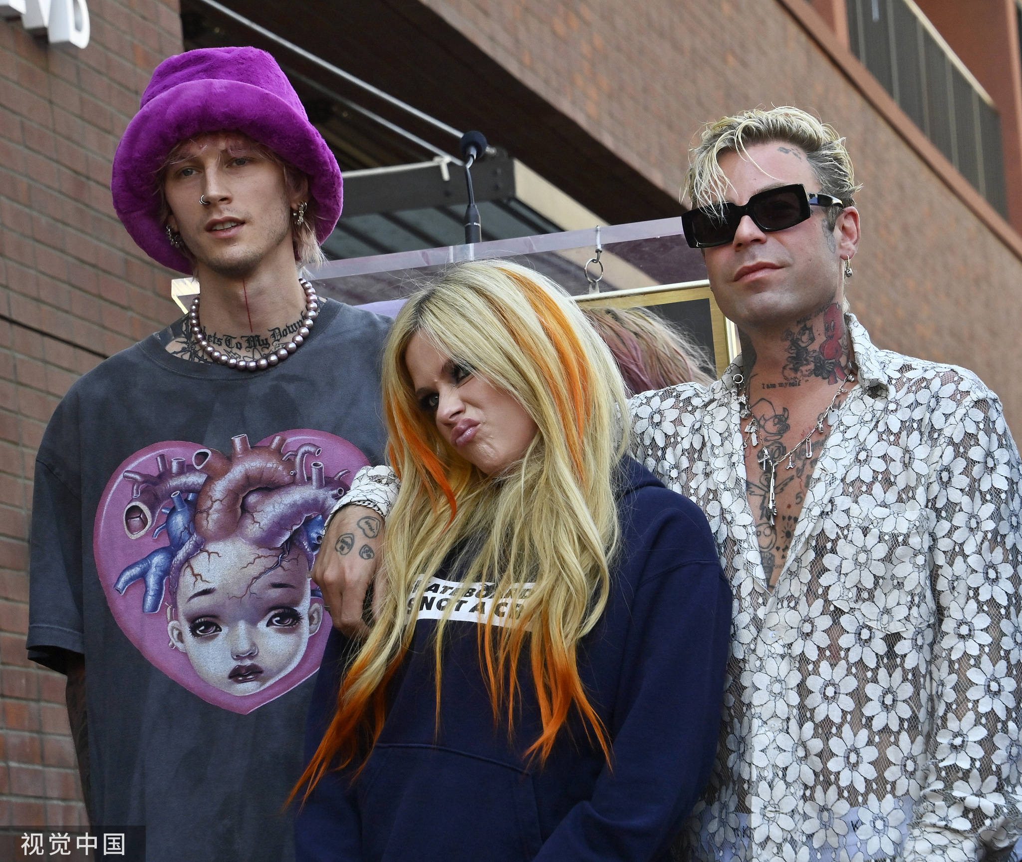 艾薇儿星光大道留名 手持16岁照片大摆回忆杀-搜狐大视野-搜狐新闻