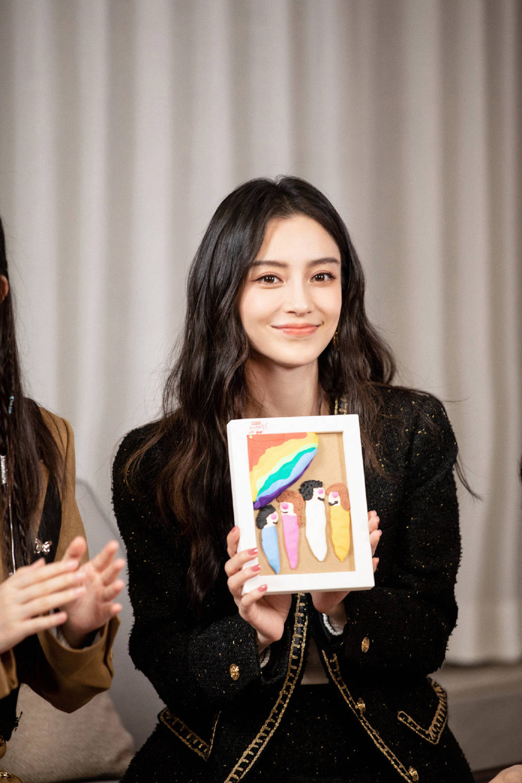 Angelababy直播造型美照释出 面露甜笑优雅迷人-搜狐大视野-搜狐新闻