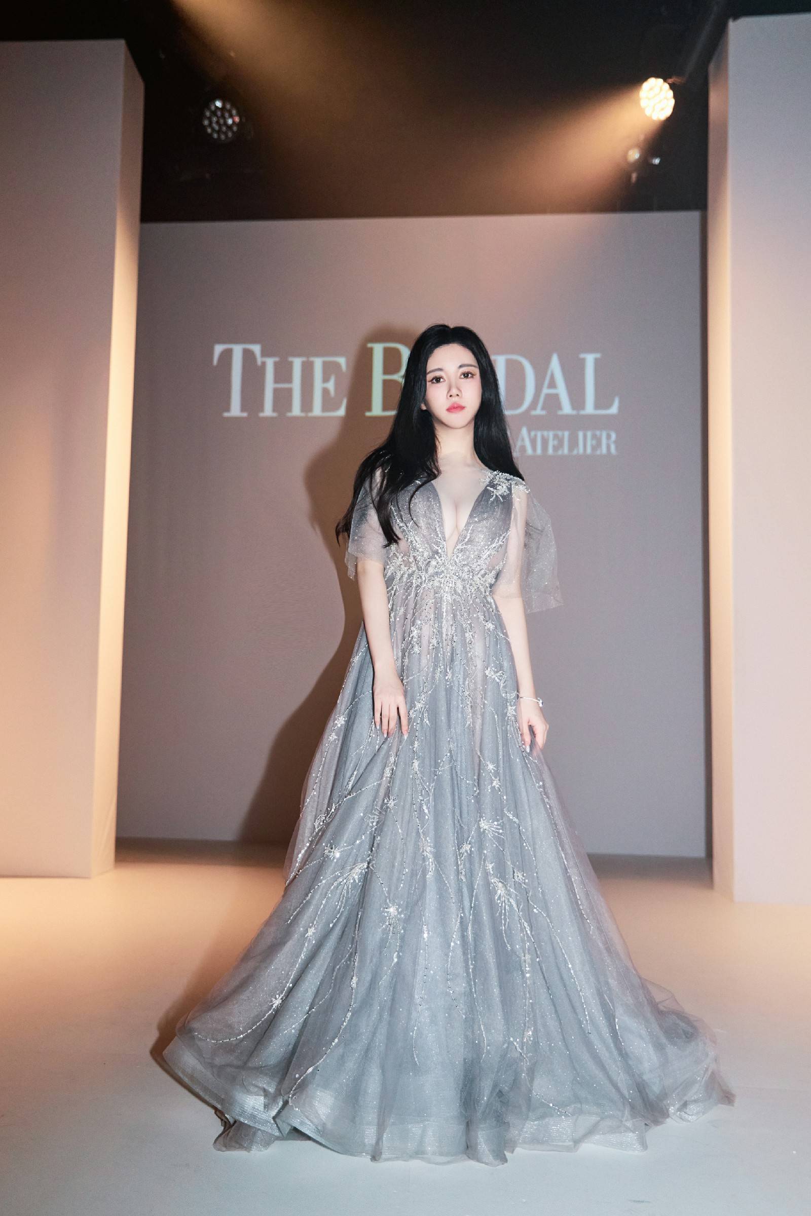 THE ATELIER 2023春夏上海时装周姜紫儿仙气盈人-搜狐大视野-搜狐新闻