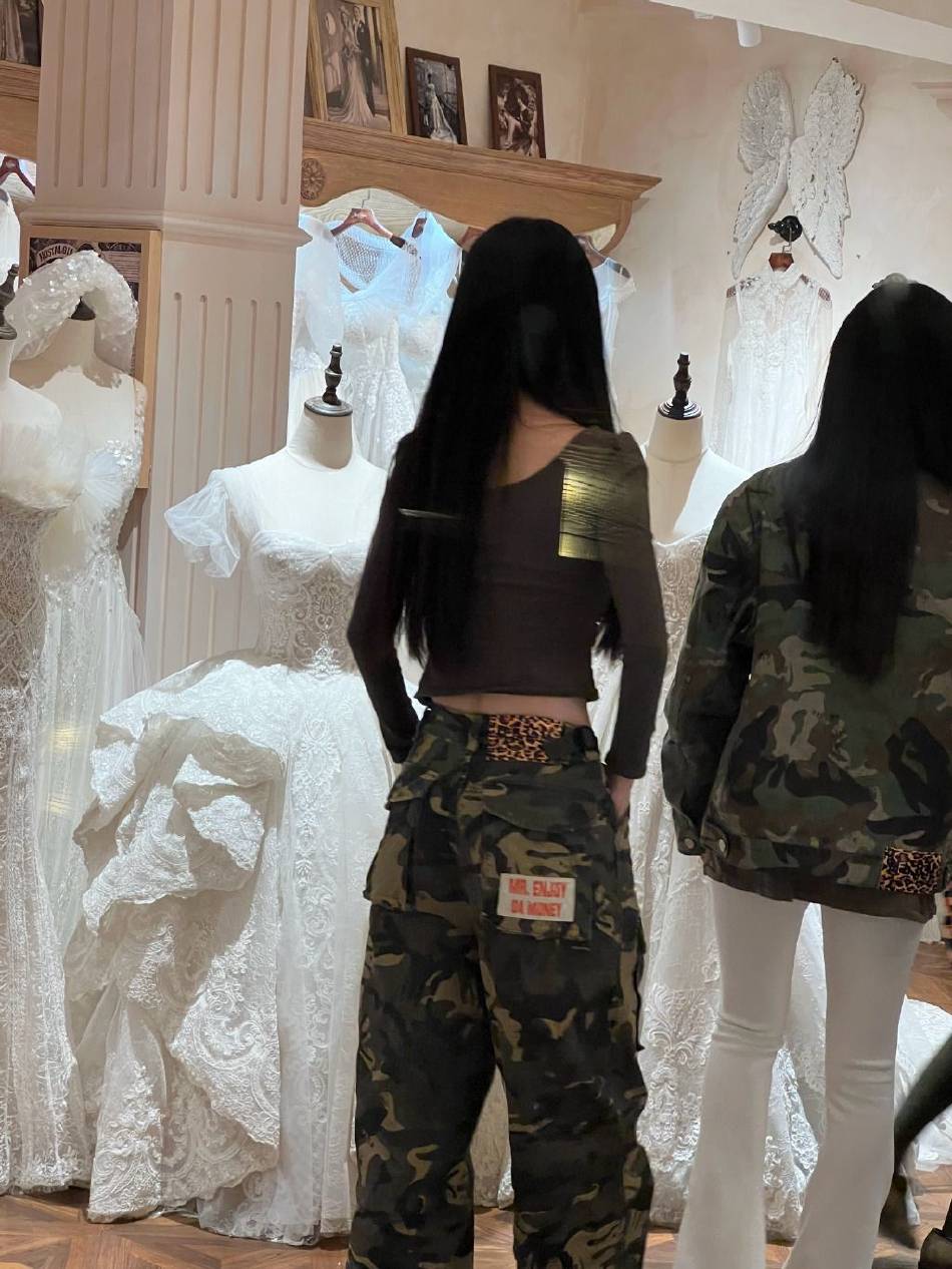 By2姐妹合体现身挑选婚纱 疑要结婚引网友热议-搜狐大视野-搜狐新闻