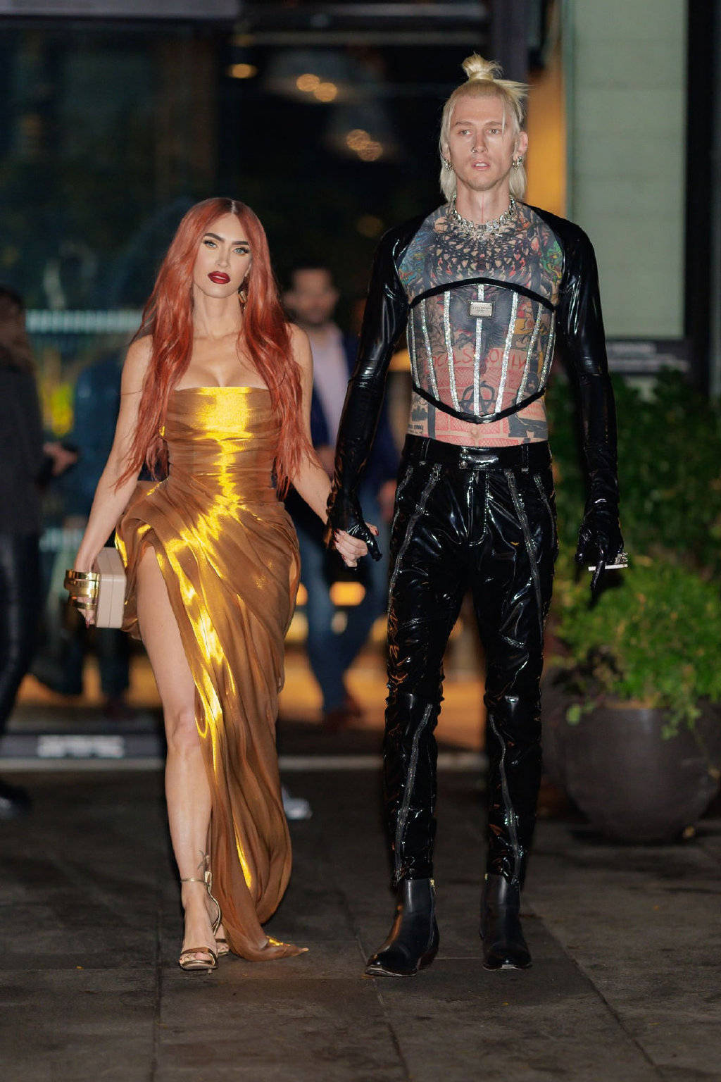 梅根·福克斯和男友现身万圣节派对 穿紧身裙好性感-搜狐大视野-搜狐新闻