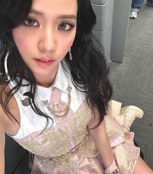 JISOO晒超多自拍照 化烟熏妆秀甜丧感好美！-搜狐大视野-搜狐新闻