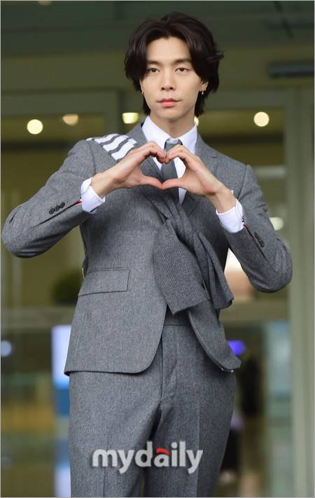 NCT成员JOHNNY等艺人飞往美国出席纽约时装周-搜狐大视野-搜狐新闻