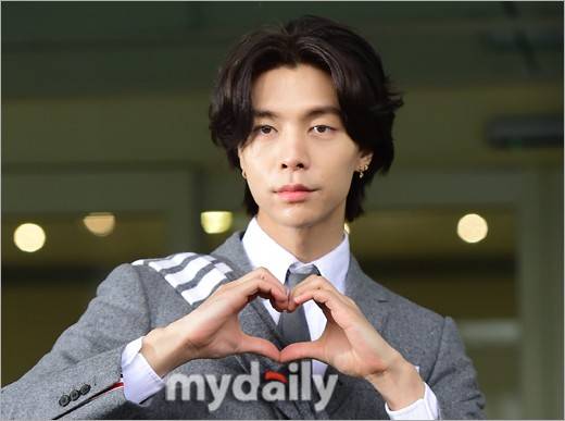 NCT成员JOHNNY等艺人飞往美国出席纽约时装周-搜狐大视野-搜狐新闻