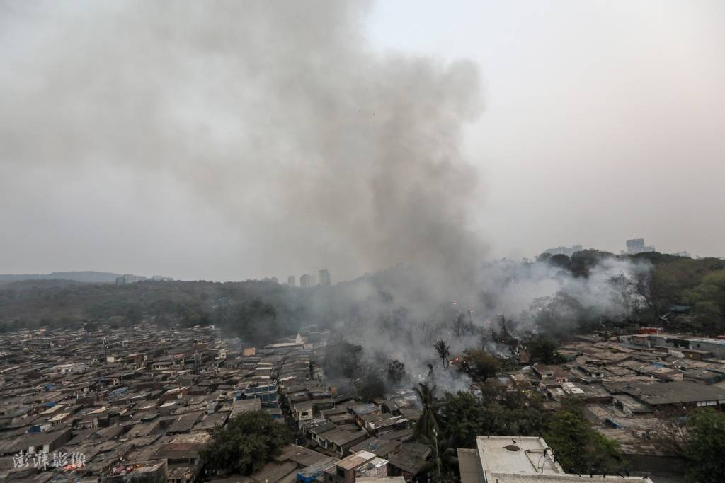 印度孟买一贫民窟发生火灾 -搜狐大视野-搜狐新闻