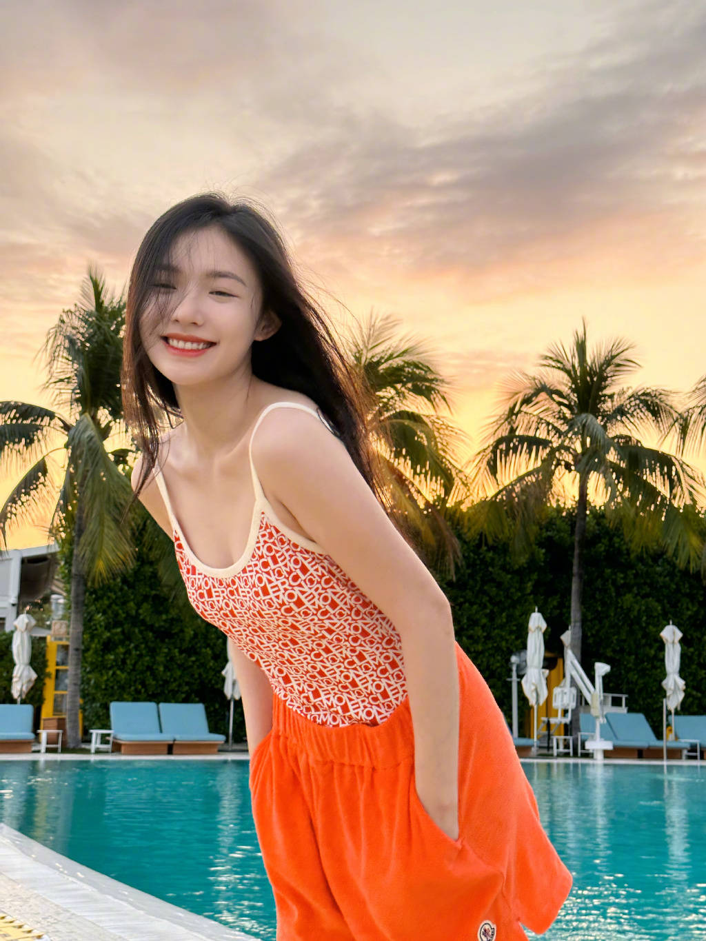林允晒海滩随拍美腿吸睛 泳装亮眼小秀事业线 搜狐大视野 搜狐新闻