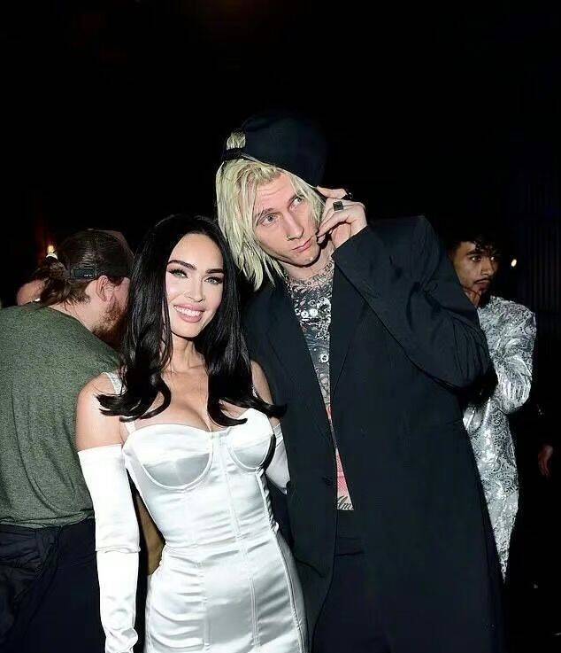 梅根·福克斯与碧梨同框合影 身材火辣事业线抢镜-搜狐大视野-搜狐新闻