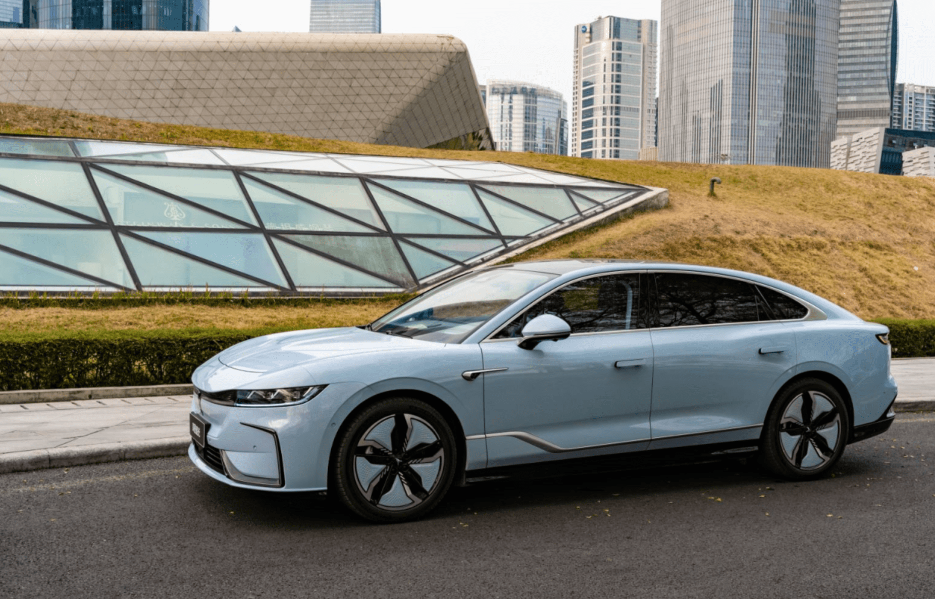 30来万就有空悬+智慧四驱，岚图追光或成5系、E级、A6L的最强劲敌_搜狐汽车_搜狐网