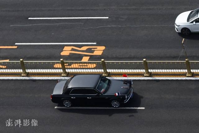 法国总统马克龙访华 乘坐车辆经过北京长安街-搜狐大视野-搜狐新闻