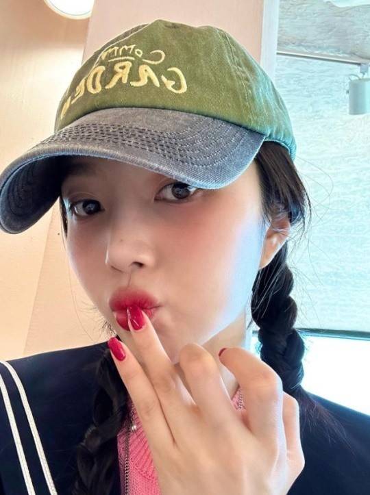 JOY社交网站晒游玩美照 扎麻花辫配粉毛衣超甜美！-搜狐大视野-搜狐新闻