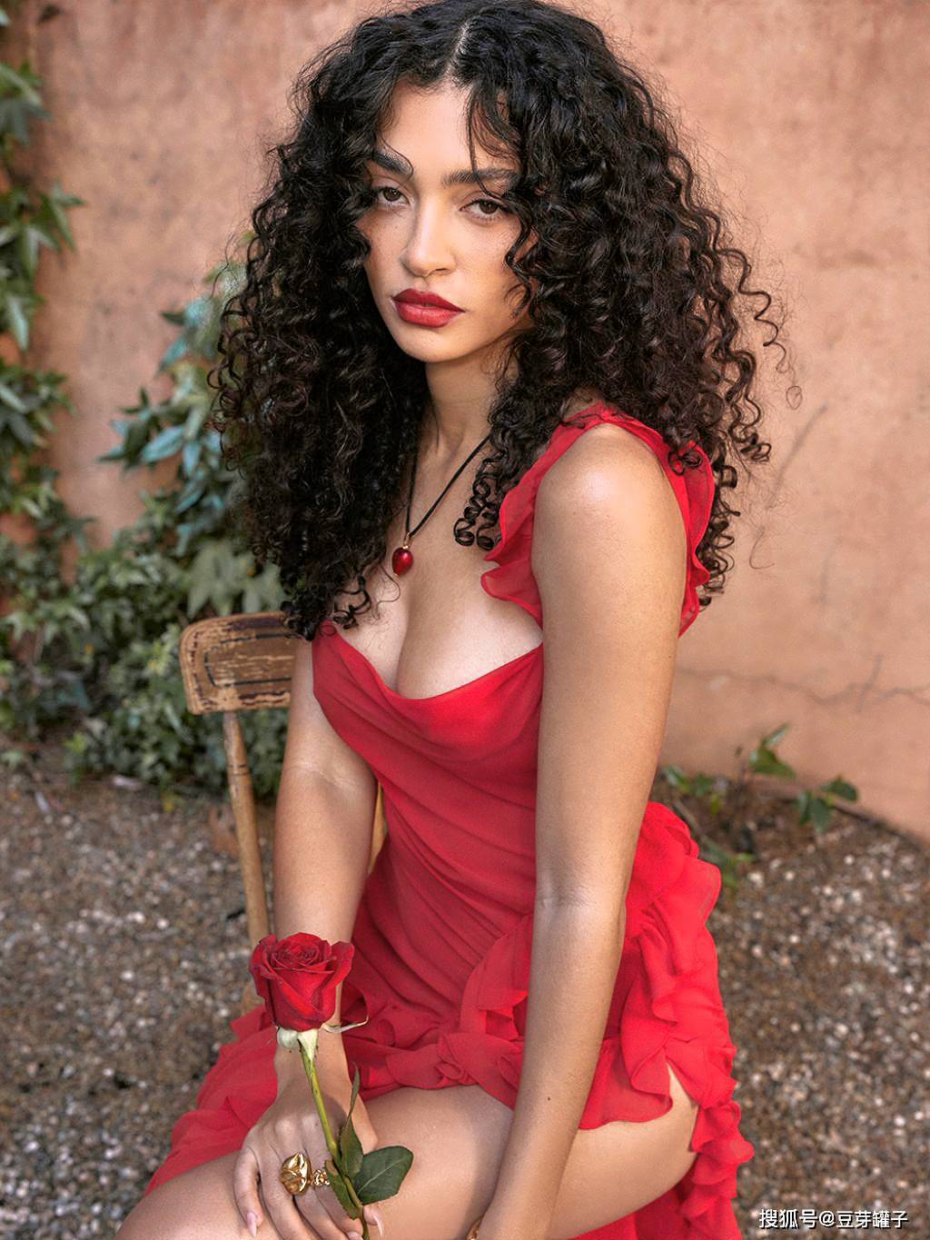 女模特Raven Lyn，身穿低胸高叉长裙，性感迷人-搜狐大视野-搜狐新闻